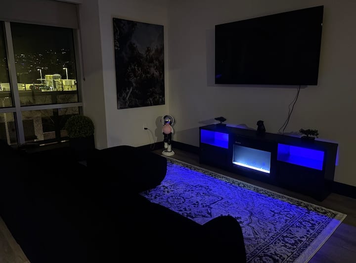 Hollywood Blvd (Studio) - Pool - Gym - Theatre - Los Angeles, CA