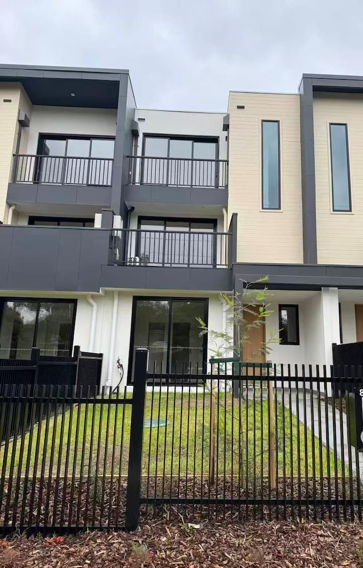 Mooroolbark站旁联排别墅｜2卧+沙发床住6人｜2卫（1间带浴缸）｜车库 - Lilydale