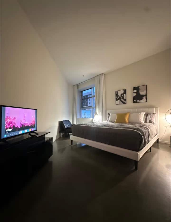 Spacious Hollywood W Pool, Gym, Parking And More - Los Angeles, CA