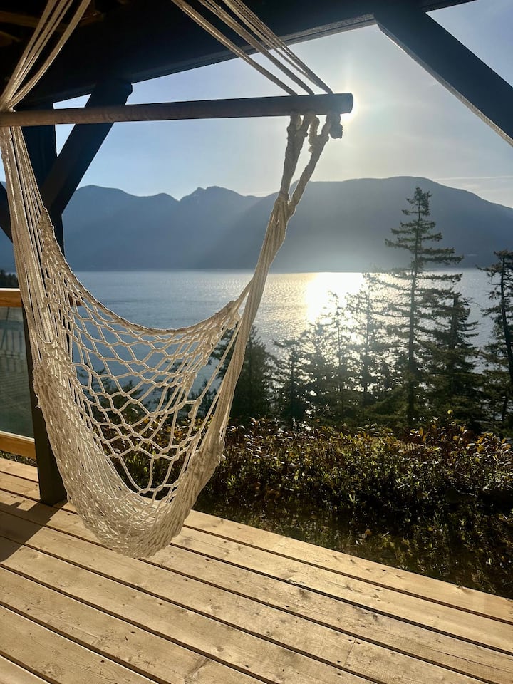 Gorgeous Ocean & Mountain View King Suite - Bowen Island