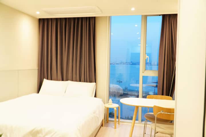 [존레논(John Lennon)의 방]오픈특가| 오션뷰|Lp 음악·빔프로젝터|공항 15분 - South Korea