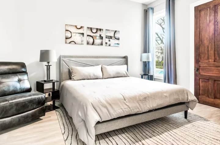 Modern Luxury Stay In Prime Location - Bloomington, IL