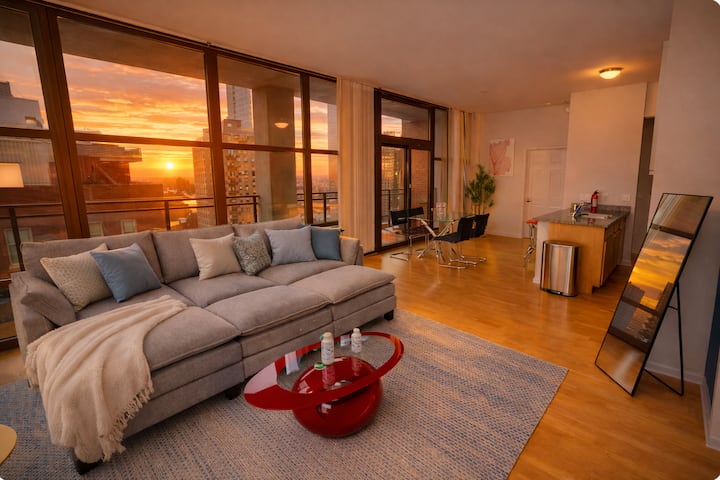 20th Floor Skyline 2br Grant Park Unit | Parking - Fuller Park - Chicago