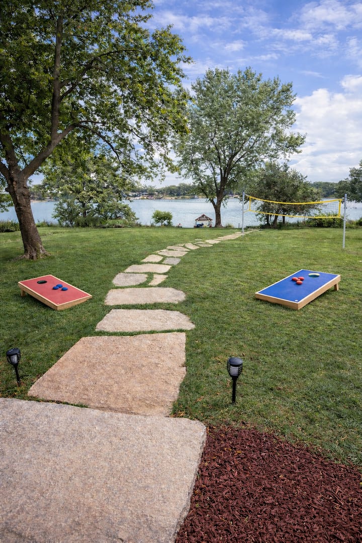 Murray’s Lake House Retreat. 180 Degree Lake Views - Lake Wabaunsee, Alma
