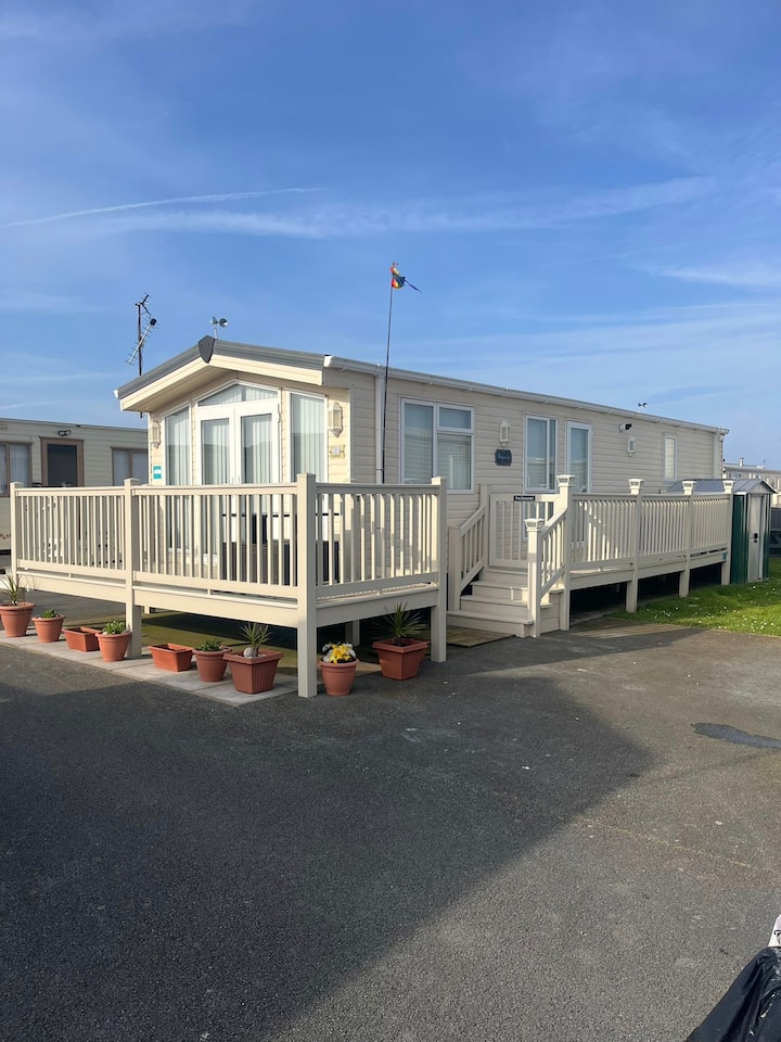 Modern Rhyl Caravan | Decking, Parking, Sleeps 4 - Towyn