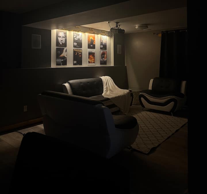 Newly Renovated Basement Theatre Suite Of Hinton! - Hinton