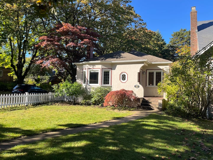 Corner Cottage - Bowen Island