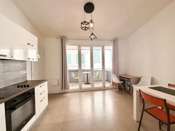 Apartament Cu Balcon In Apropiere De Centrul Nisei - Èze