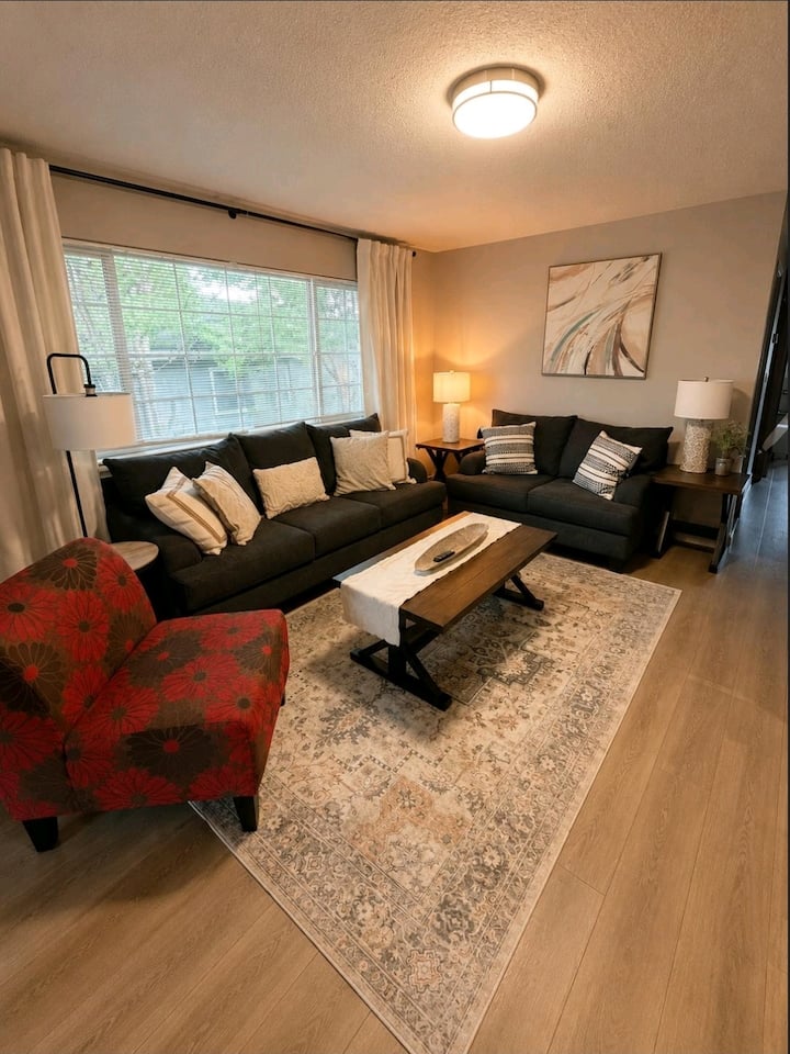 Stylish Place With 2bed/1bath - Sacramento
