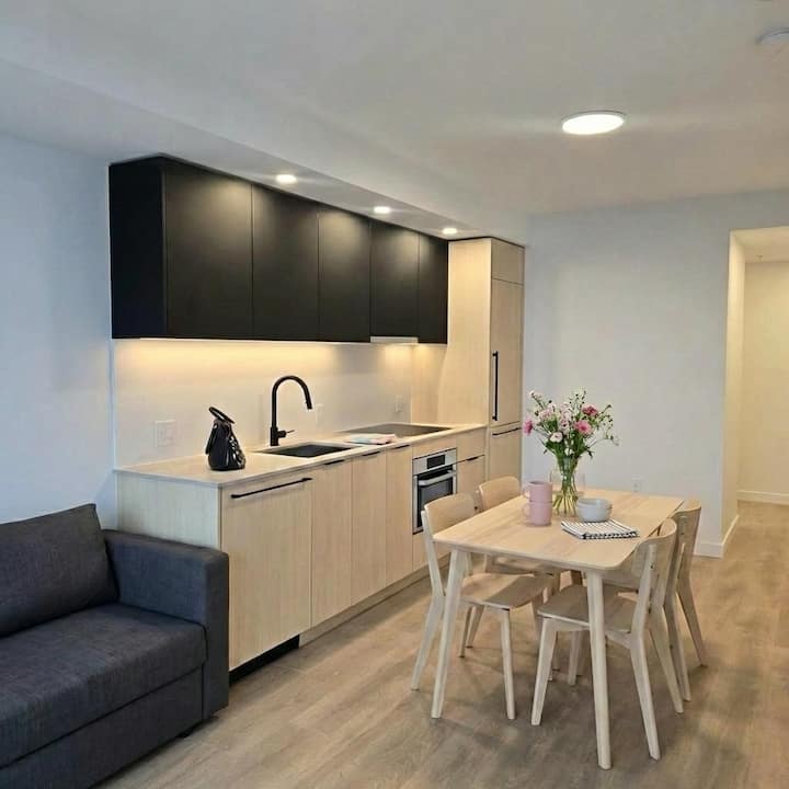 Amazing Place In Central Surrey With Ac! - New Westminster