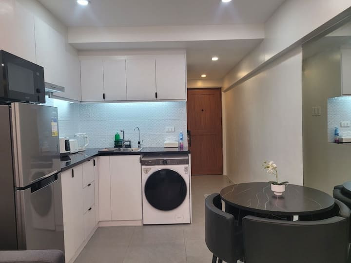 1 Modern Executive Condo In Bgh With Parking - Manila
