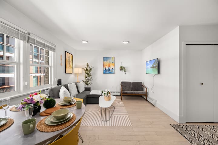 Sunlit 2br Walk To Beach, Park & Shops - Vancouver