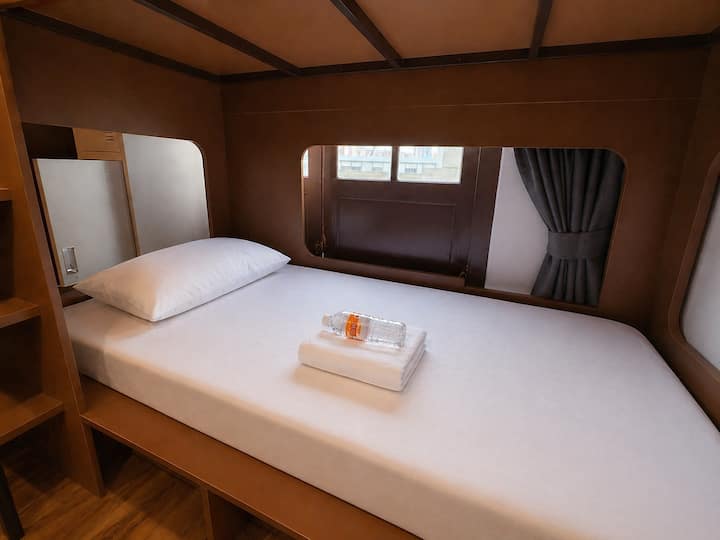 A Single Capsule In 8-pax Male, Opposite Bugis Mrt - Singapour