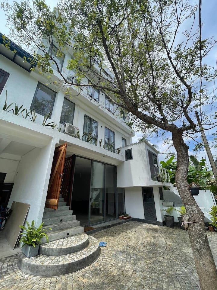 Вилла с 8 комнатами и бассейном около океана - Mirissa