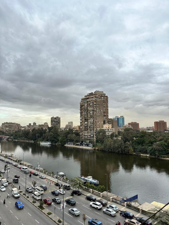 شقة فاخرة بإطلالة رائعة علي النيل بالعجوزة - Cairo
