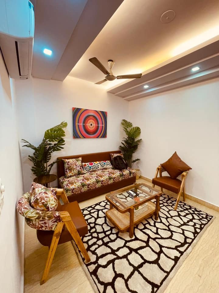 Nomad's Nook.
A Luxurious 2bhk With Lift. - New Delhi