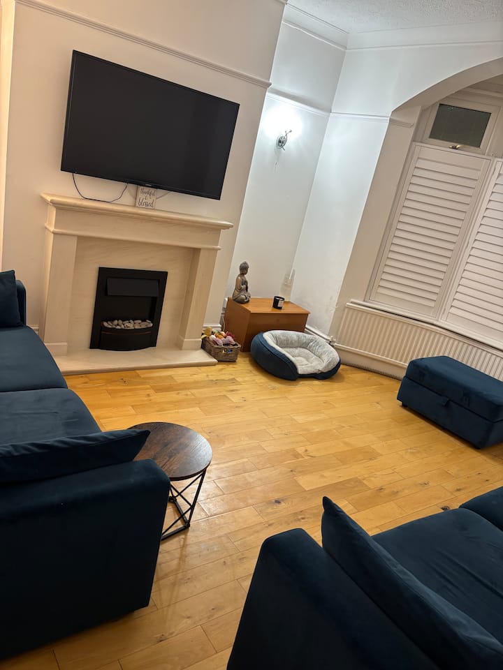 Big Spacious Family Home By The Beach - Blackpool