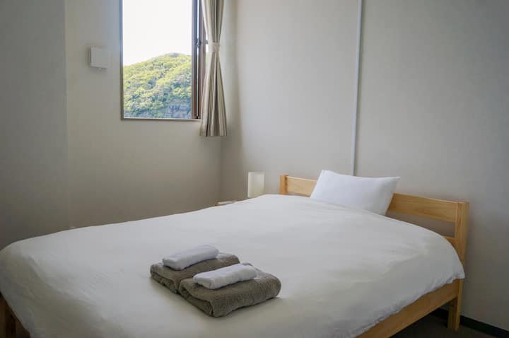 海まで5秒｜漁村の暮らしに触れるゲストハウス｜ダブルベッド｜シービュー - 對馬市