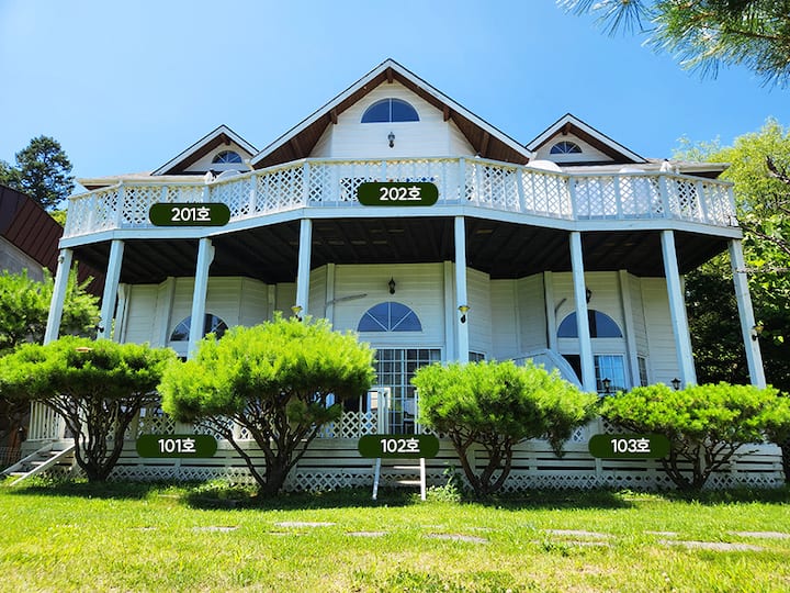 멍멍S펜션 (단독건물 / 객실5개)
북한강이 보이는 하얀 우드펜션 - 화도읍