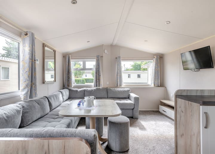 Silver 2 Bedroom Caravan, Sleeps 6 - 