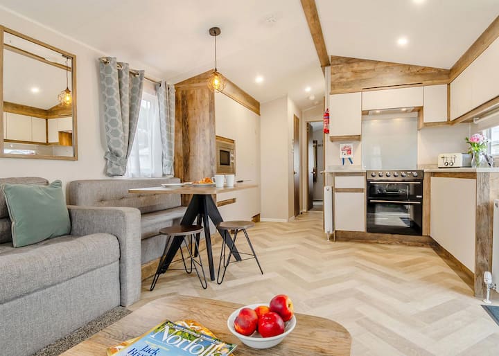Silver Premium 2 Bedroom Caravan, Sleeps 6 - Caister-on-Sea