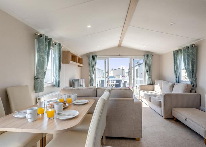 Gold Caravan With Parking, Ensuite & Decking* - Nairn