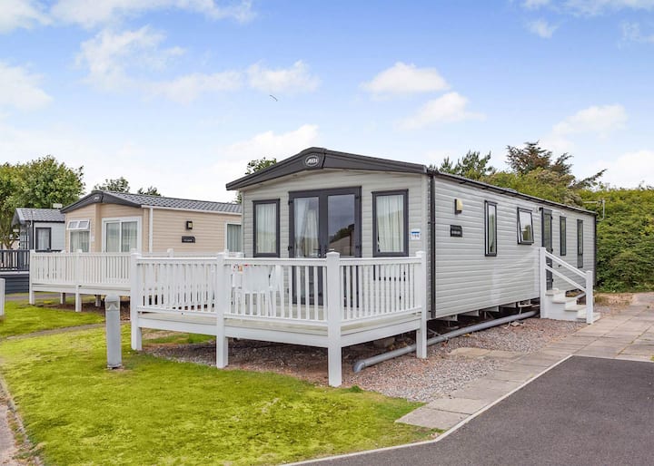 Gold Premium Caravan, Parking, Ensuite & Decking - Nairn