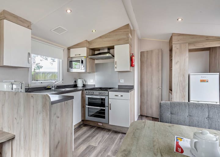 Silver Caravan With Parking - Nairn