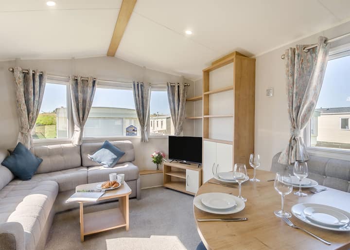 Bronze 2 Bedroom Caravan, Sleeps 6 - Frinton-on-Sea