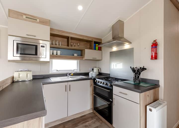 Silver Caravan With Ensuite - Walton-on-the-Naze