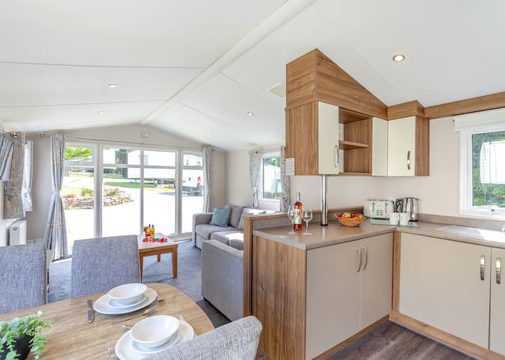 Silver Premium 2 Bedroom Caravan, Sleeps 6 - Frinton-on-Sea