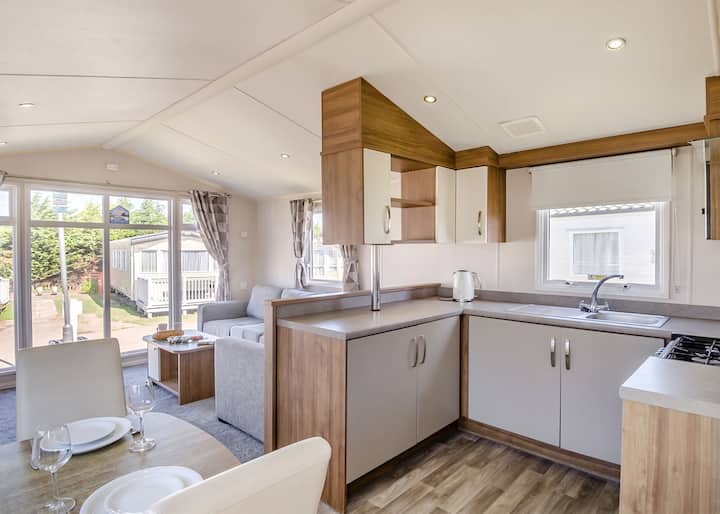 Silver Premium 3 Bedroom Caravan, Sleeps 8 - Frinton-on-Sea