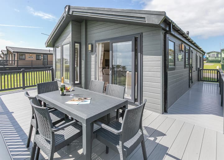 Deluxe Lodge With Parking, Ensuite & Decking - Walton-on-the-Naze