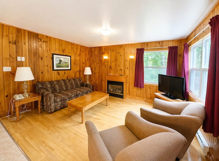 Private Hot Tub • Pool • 3 Bedroom • Cottage - Cavendish