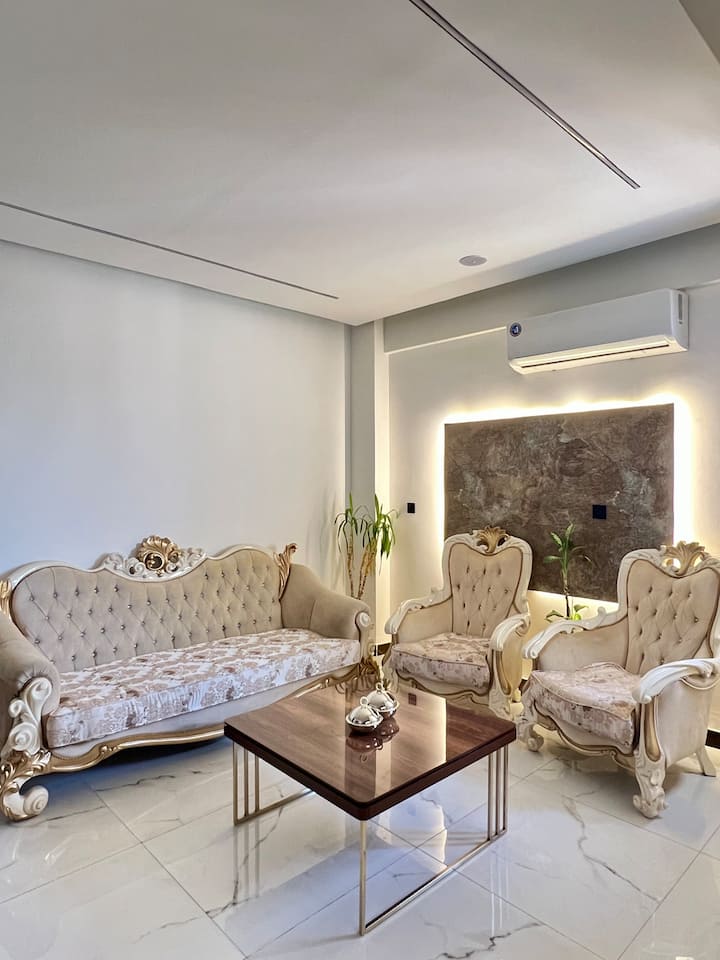 Cozy, Modern & Spacious Space | Walk Everywhere - Baghdad