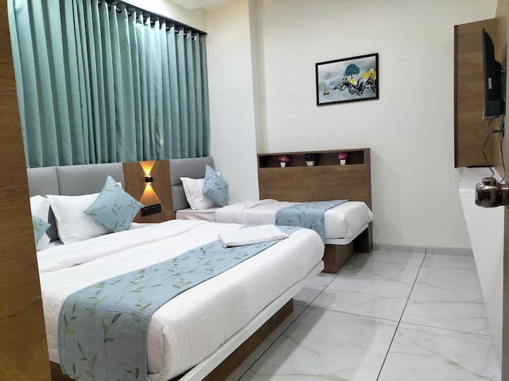 Four Bed Room By Hotel Paris Plaza - Ahmedabad