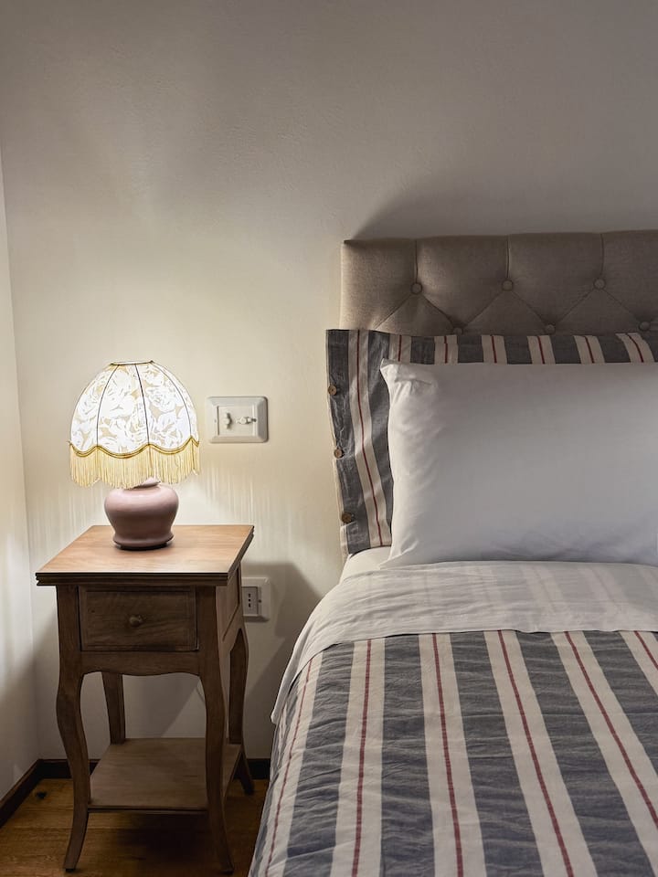 Camera In Elegante Rustico Ad Asolo - Asolo