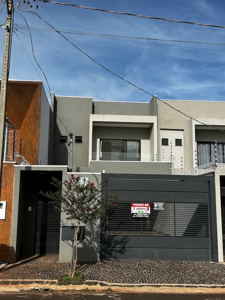 Sobrado Amplo Com Churrasqueira - Rio Verde