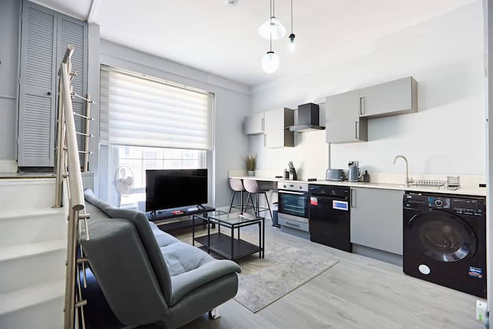 Stylish Duplex Flat With Cosy Modern Feel - London