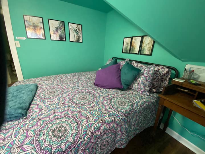 Cottage East - Dragonfly Room - Riverside, MO