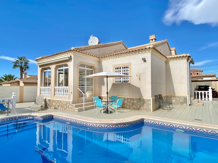 Great Location 3 Bed 2 Bath Villa Private Pool - La Marina