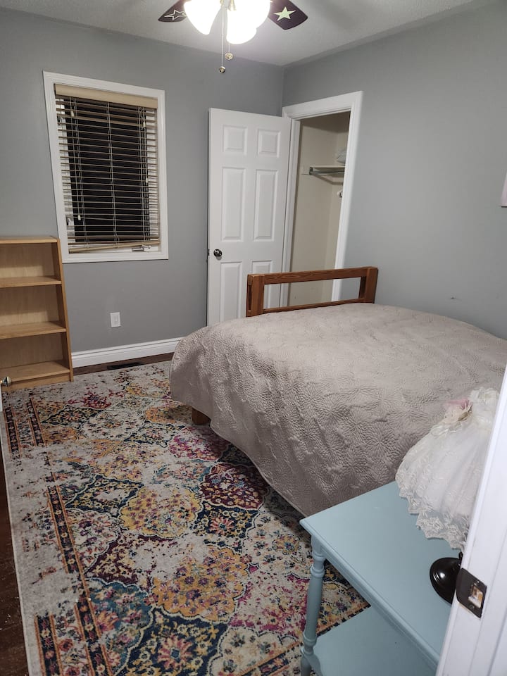 Bright Private Room In Clean Home | Wi-fi+parking - Bowmanville