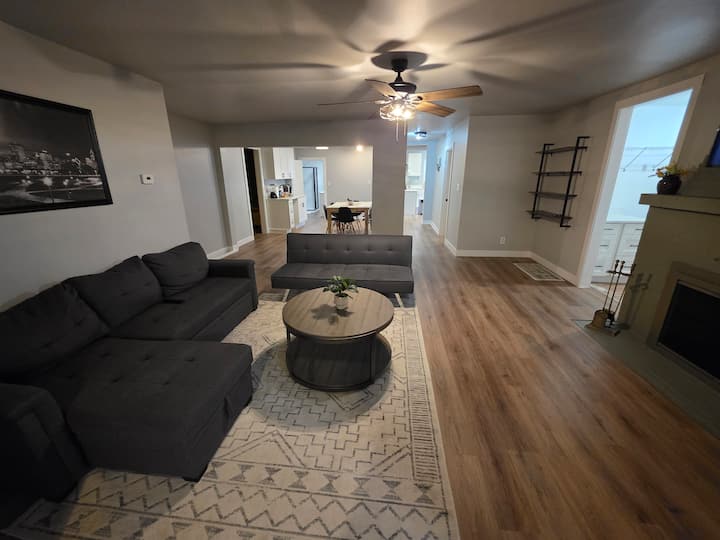 Quiet 2 Bedroom Escape Steps From Downtown Joliet - ジョリエット, IL