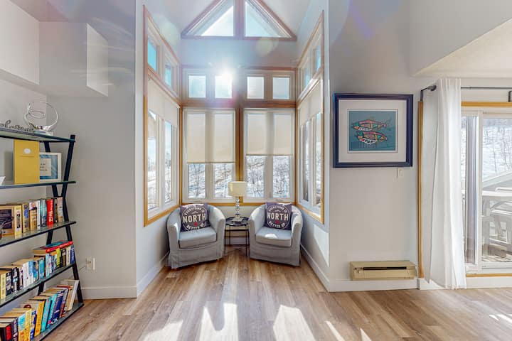 Bright 2bdr Condo - Ski Hill Views - Collingwood