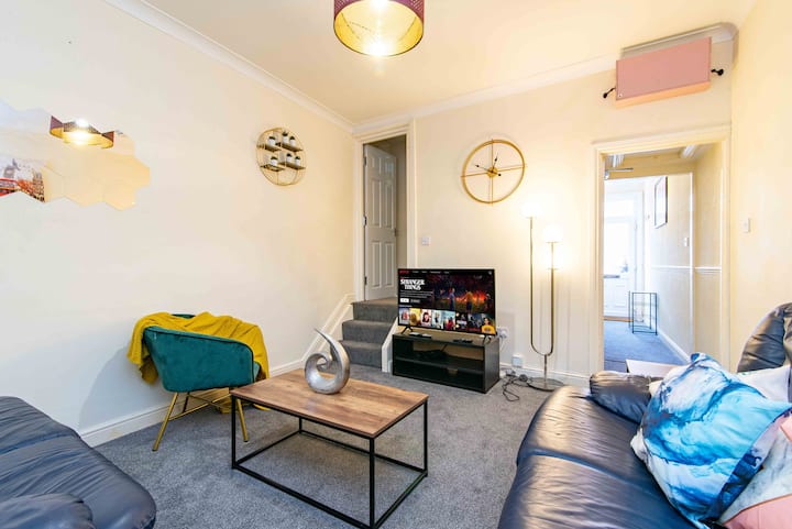 3bdr Modern Retreat Near Gatwick &Town Centre - Crawley