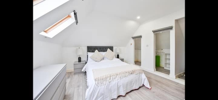 Beautiful 1bd Canalside Flat In Canada Water - London