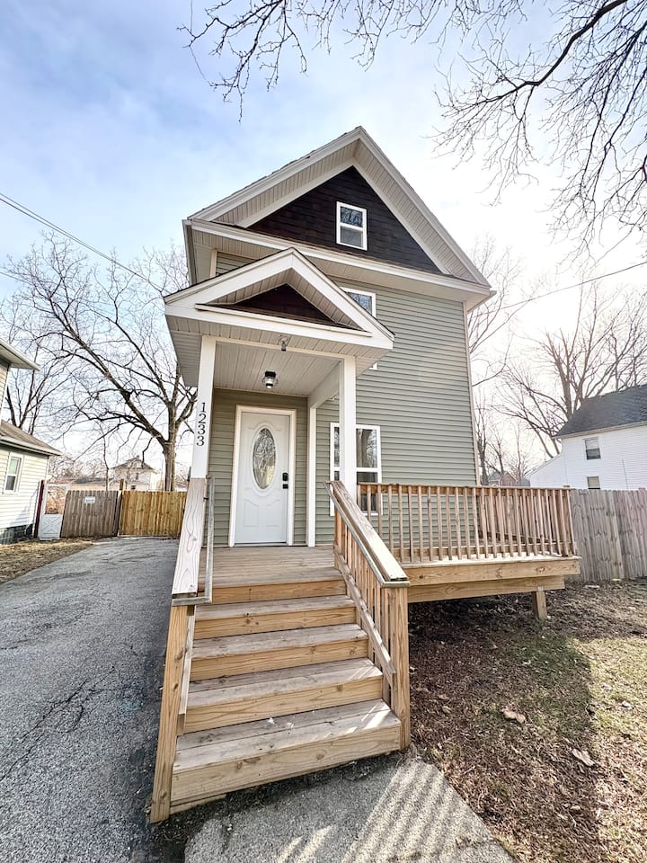 Long-term Luxury Home In Westside Of Lansing - Lansing, MI