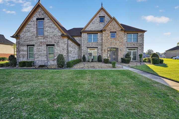 Spacious Lakefront Home | Memphis Retreat - Germantown, TN
