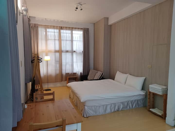 獨立房屋的一樓套房/整層一樓空間/單人床墊為第三人加床/晚上8點~早上8點免費停車 - Tainan City