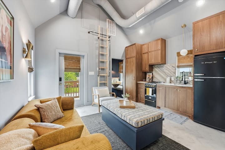 Beautifully Designed Tiny Home W/ Dip Pool&2 Bikes - Galveston, TX